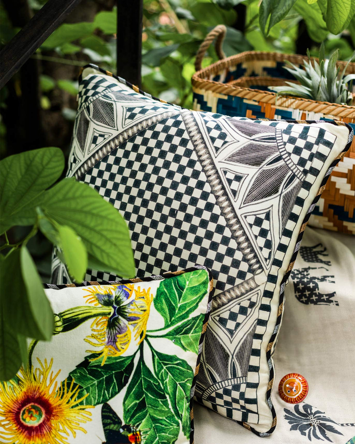 Arabesko Cushion Cover - Charcoal – Nicobar